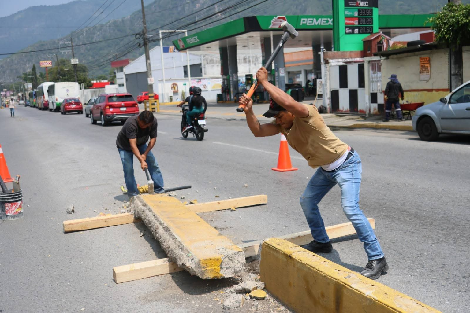 AYUNTAMIENTO DE RÍO BLANCO REALIZA RETIRO DE BARRERAS DAÑADAS EN CAMINO ...